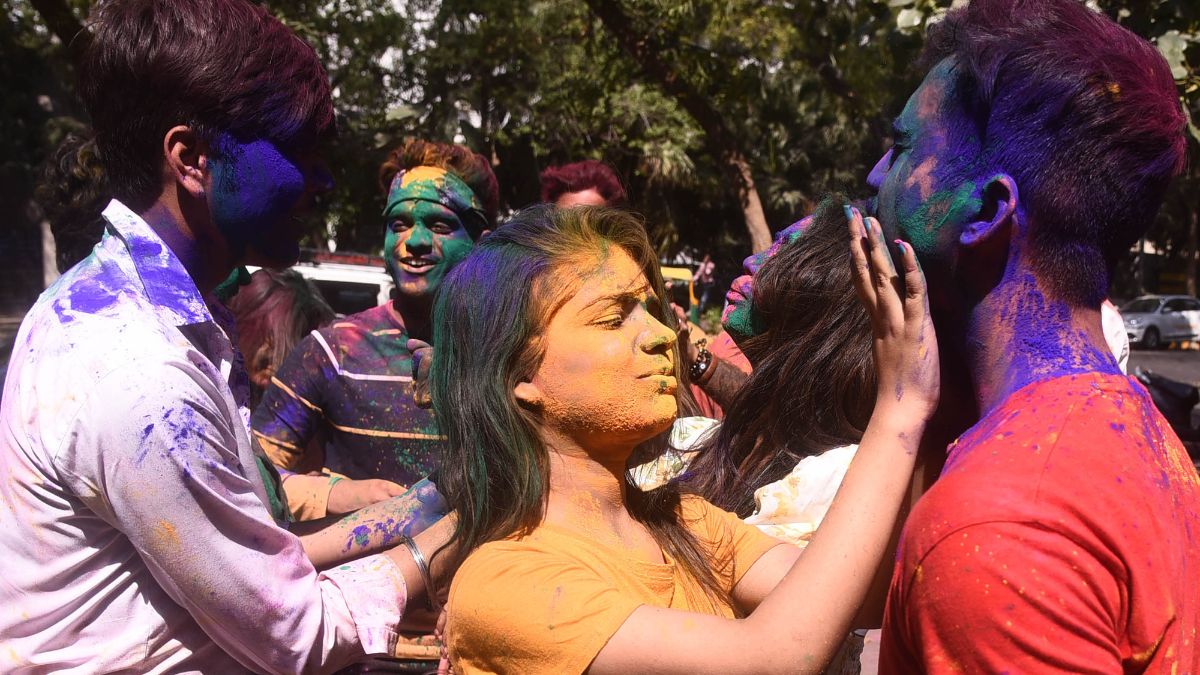 Holi 2023: रंग-गुलाल से सराबोर होने लगी राजधानी दिल्ली, सबको चढ़ी होली की मस्ती - Holi 2023 ...